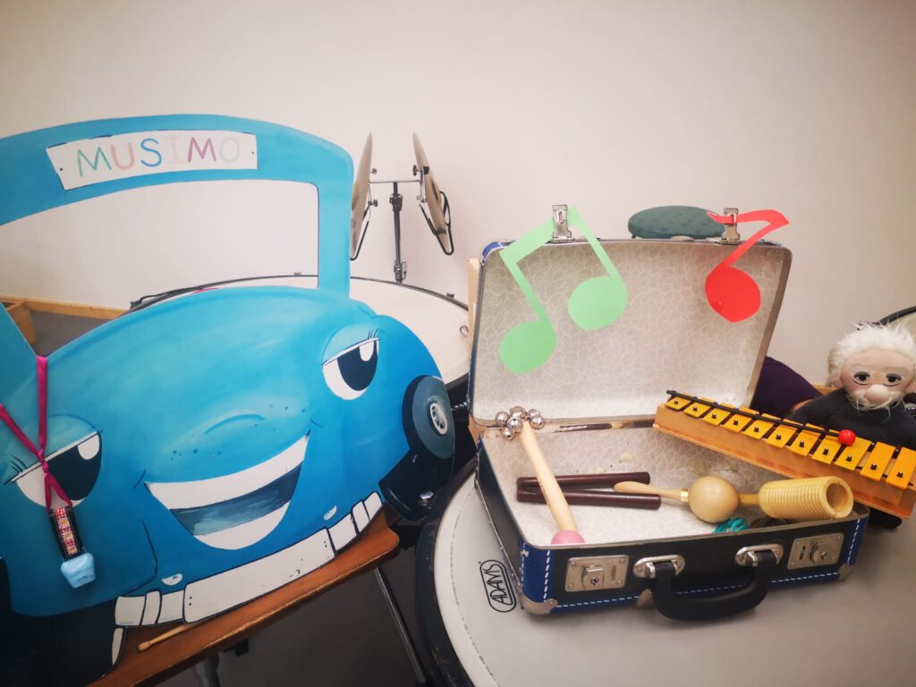 Professor Zweistein geht mit seinem Musikkoffer auf Reisen ...